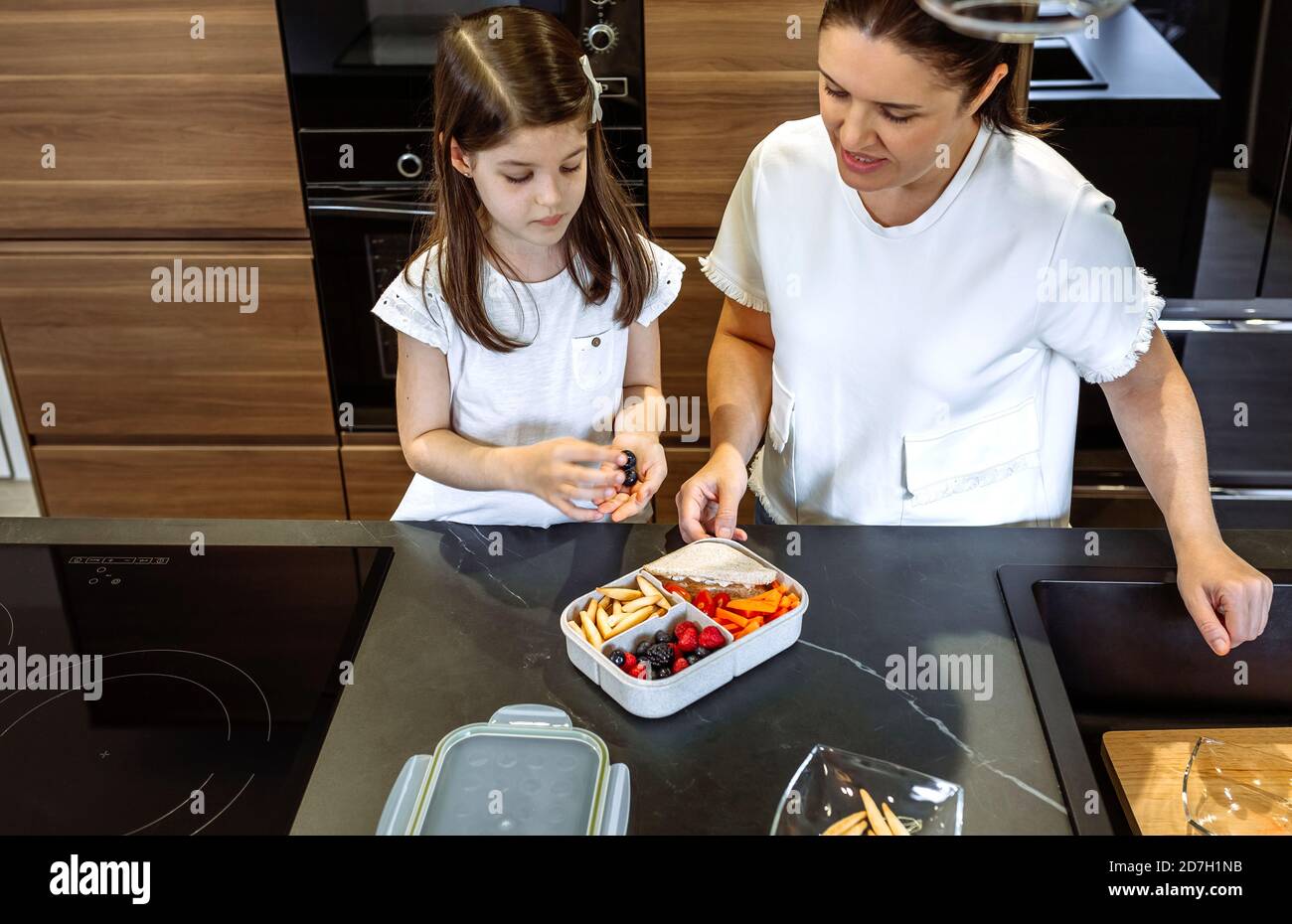 Mother daughter preparing school lunchbox hi-res stock photography and ...