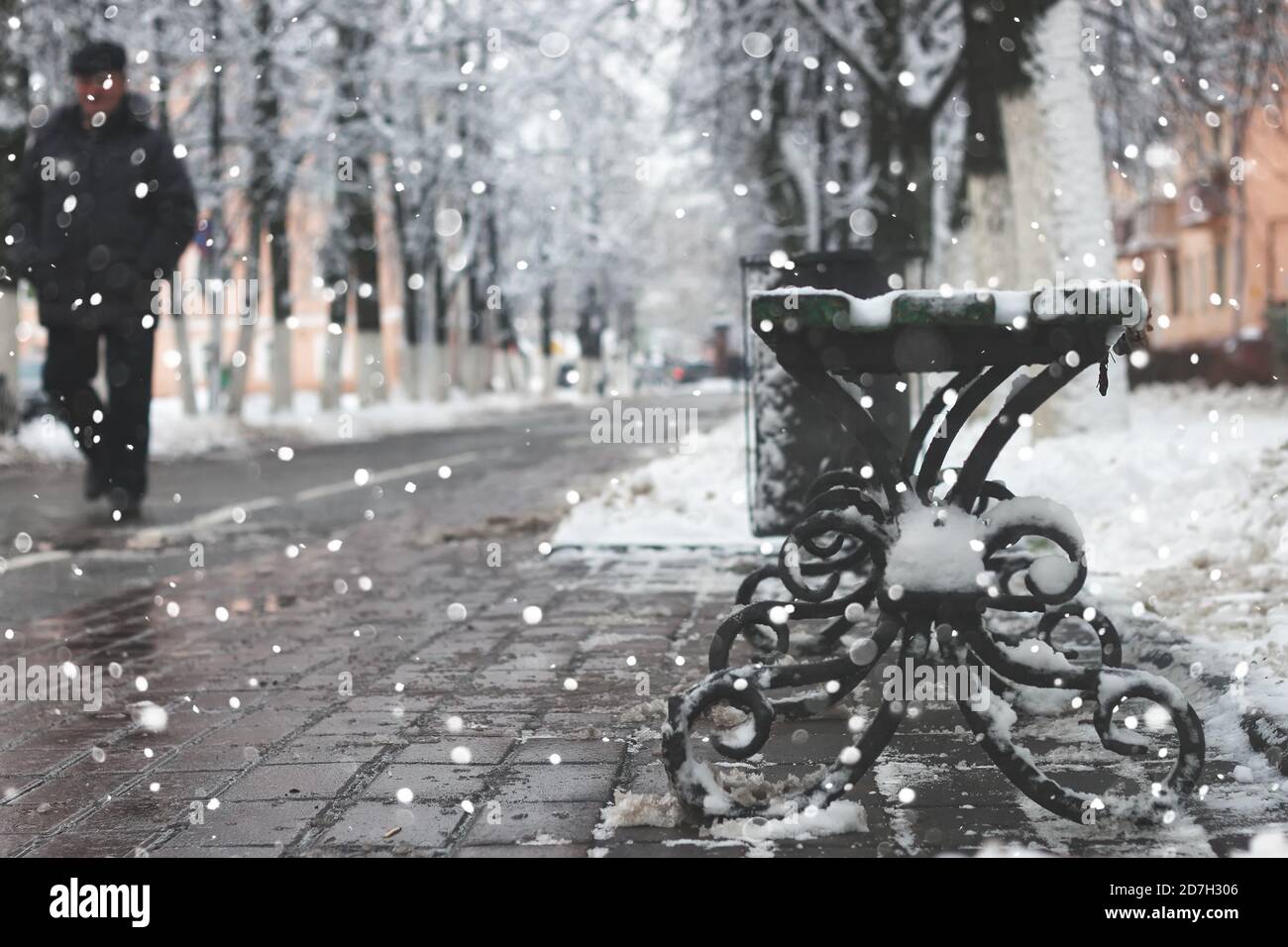 snow bench winter sidewalk Stock Photo - Alamy