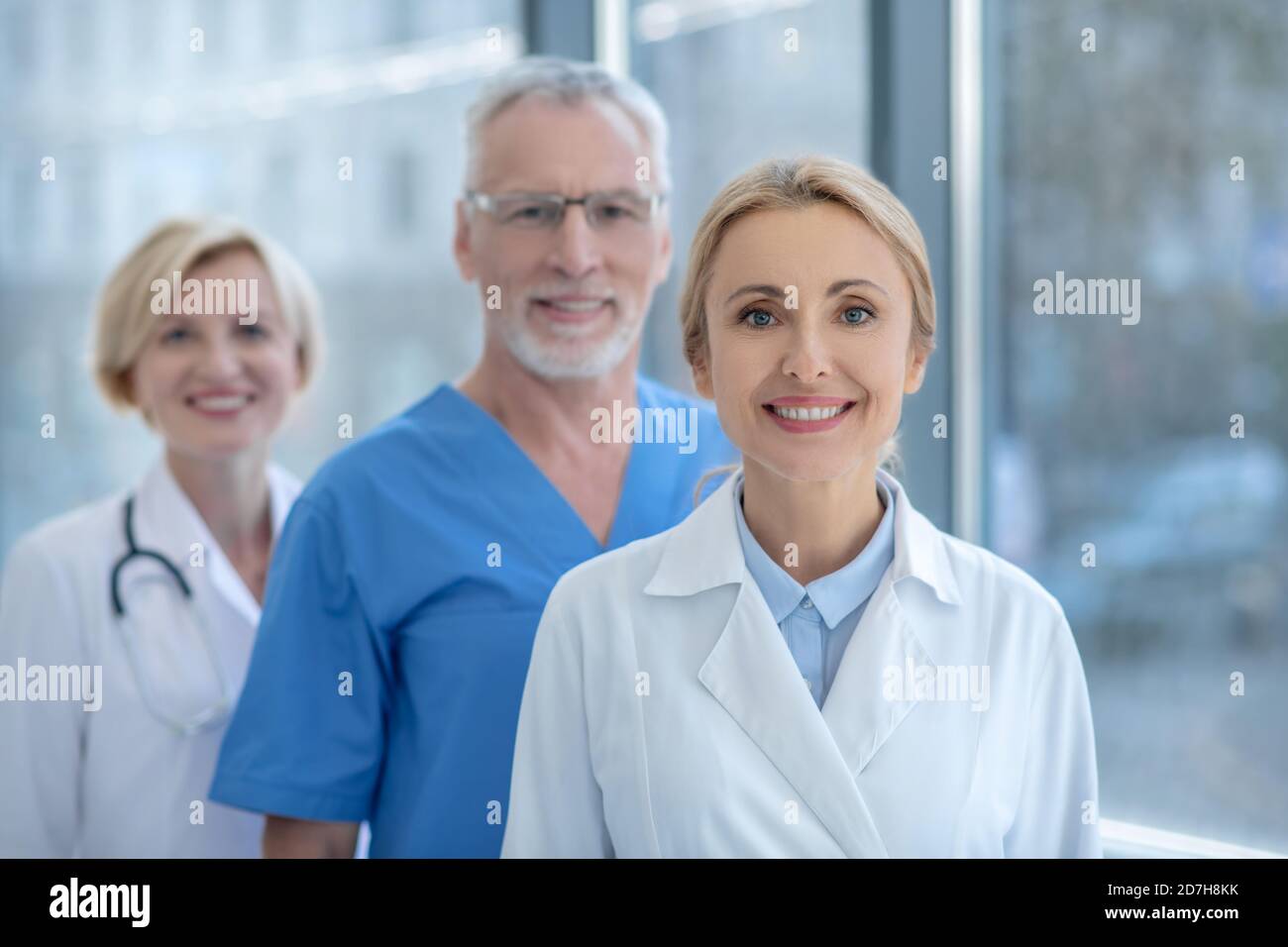 Group of smiling doctors posing into the camera Stock Photo - Alamy