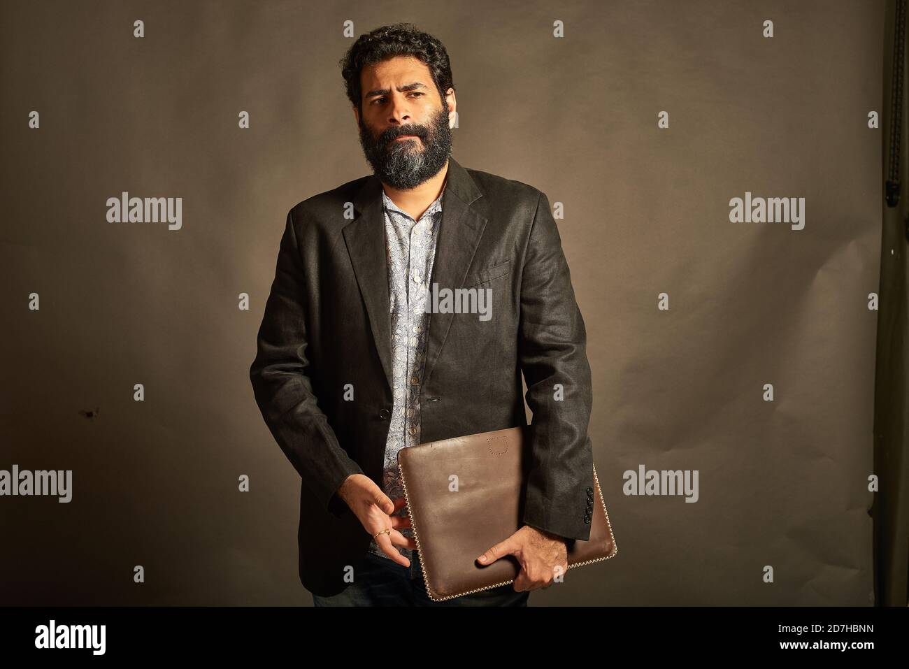 Young urban man in India in an animated discussion Stock Photo - Alamy