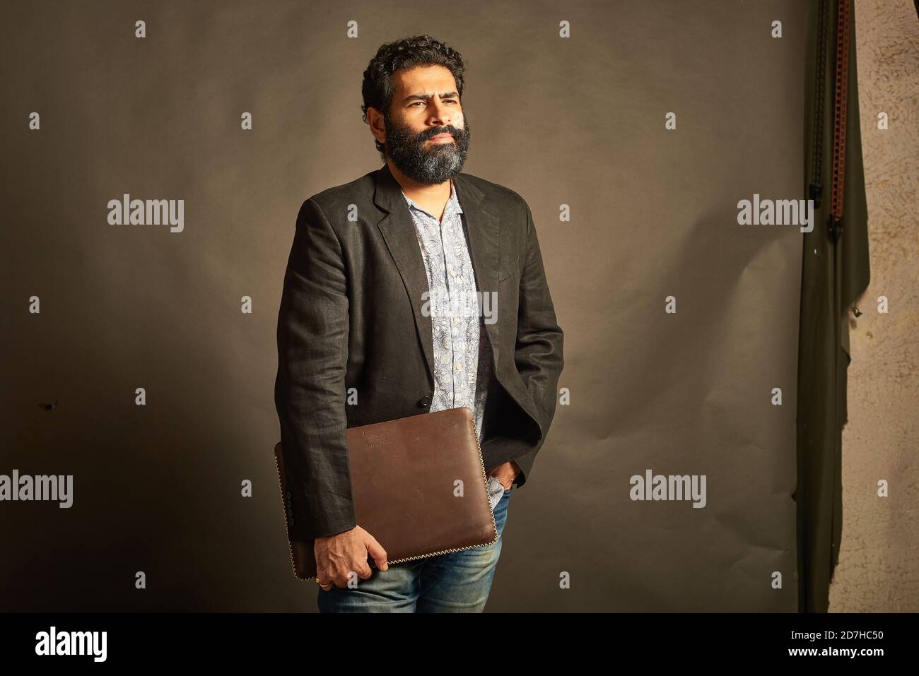 Young urban man in India in an animated discussion Stock Photo - Alamy
