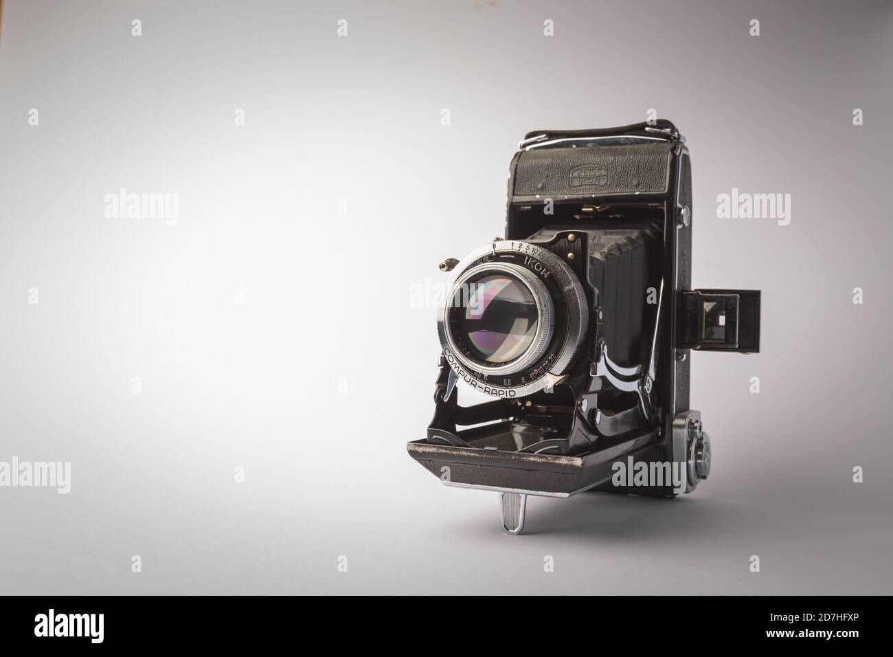 Vilnius, Lithuania - OCTOBER 23, 2020: Vintage Zeiss Ikon camera Stock ...