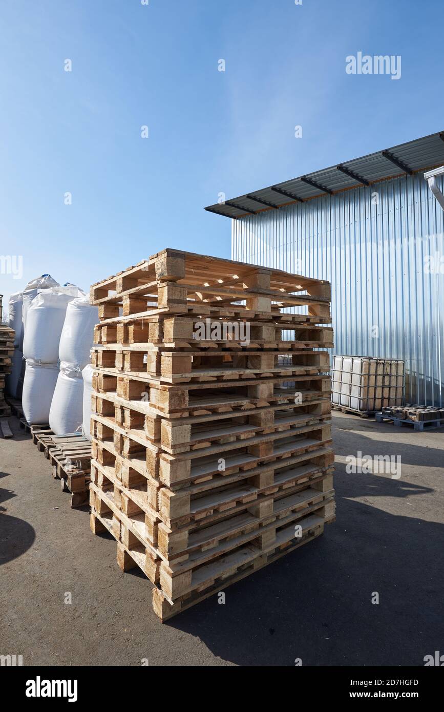 Wood pallet stack storage hi-res stock photography and images - Alamy