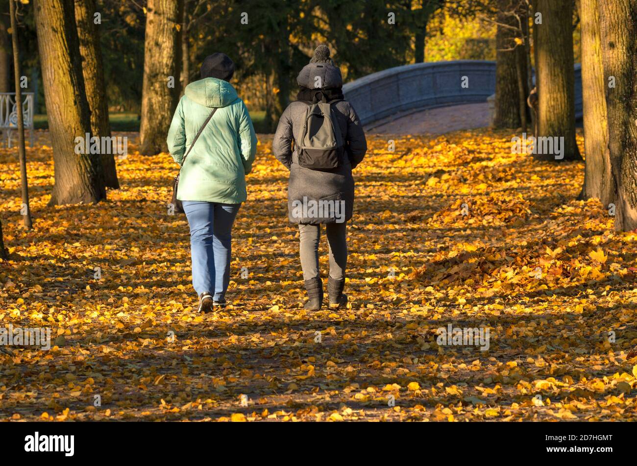 Back view two women outside walking hi-res stock photography and images ...