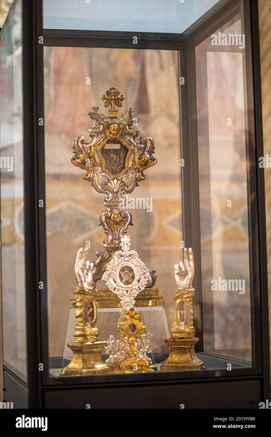 Asian decorative objects hi-res stock photography and images - Alamy