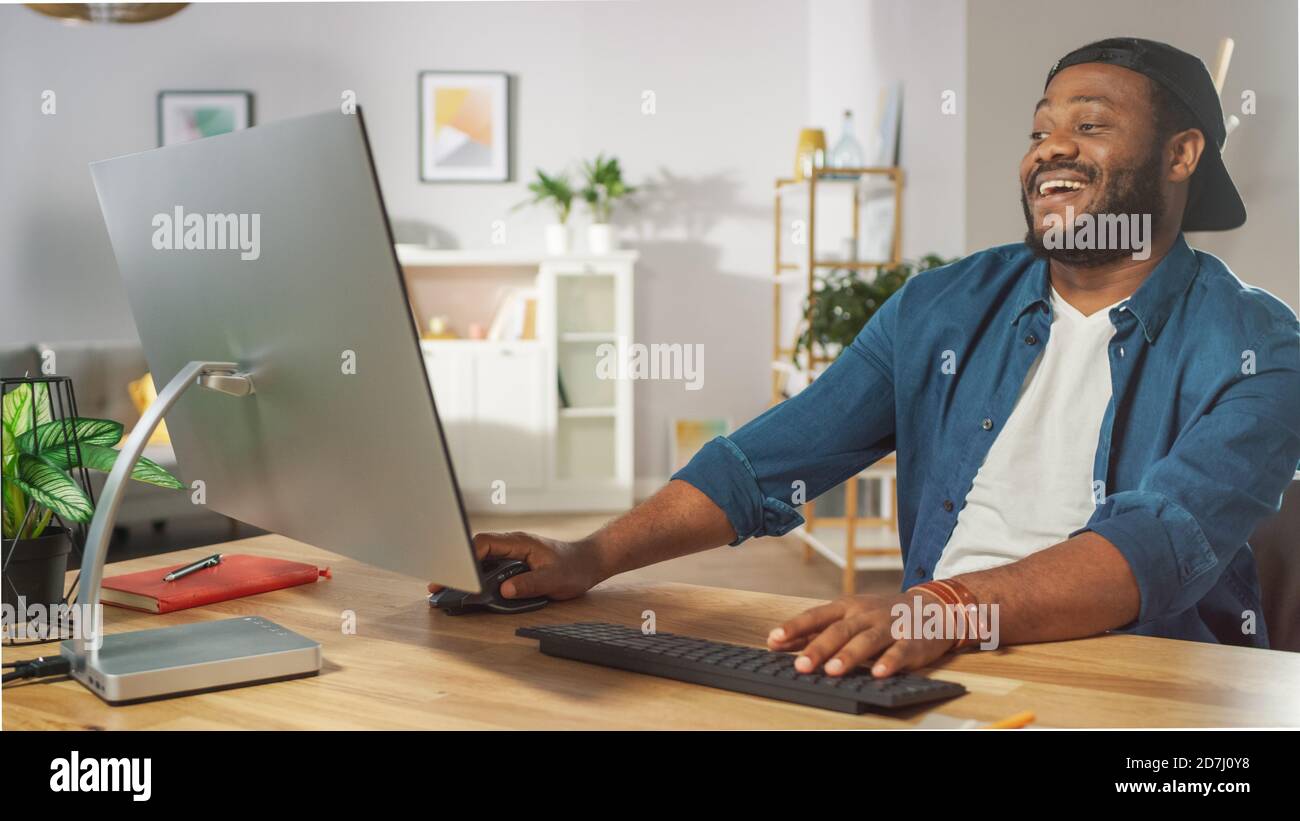 Office man computer laughing hi-res stock photography and images - Alamy