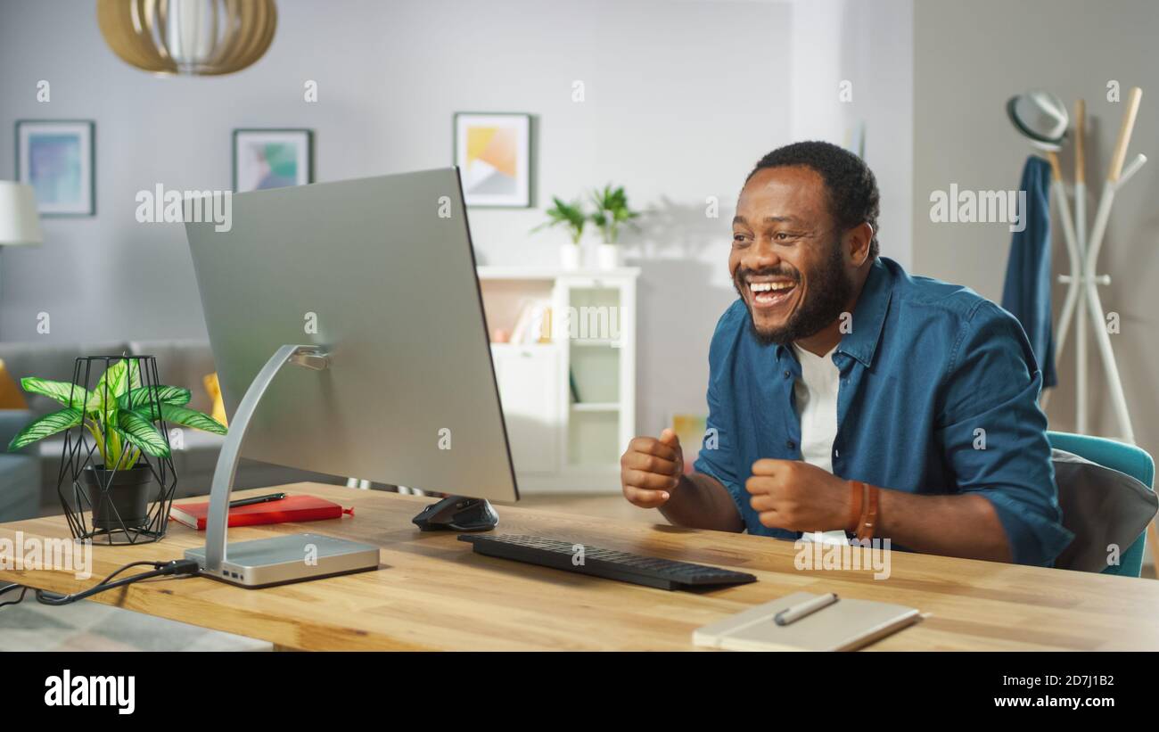 Man desk computer funny hi-res stock photography and images - Alamy