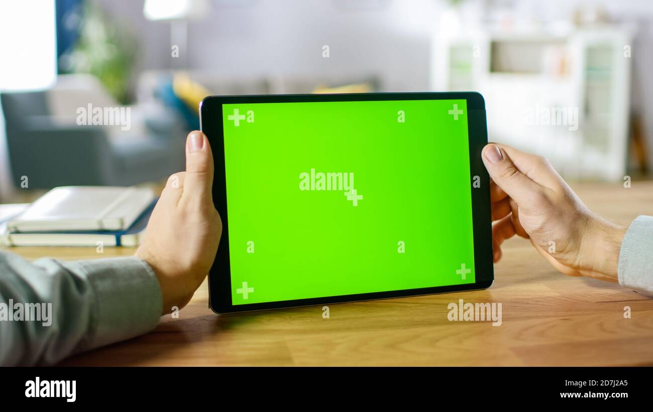 Man holding flat screen hi-res stock photography and images - Alamy