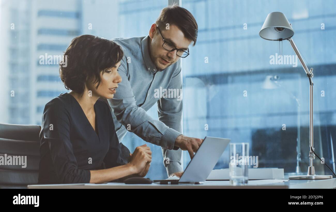 Female advisor office hi-res stock photography and images - Alamy