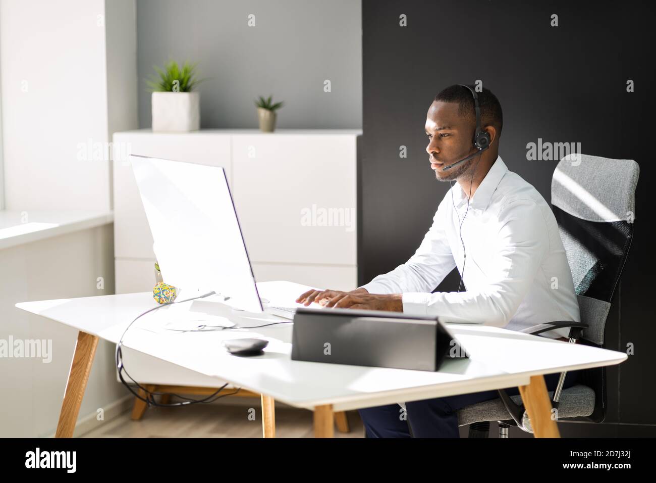 Computer agent man headset hi-res stock photography and images - Alamy