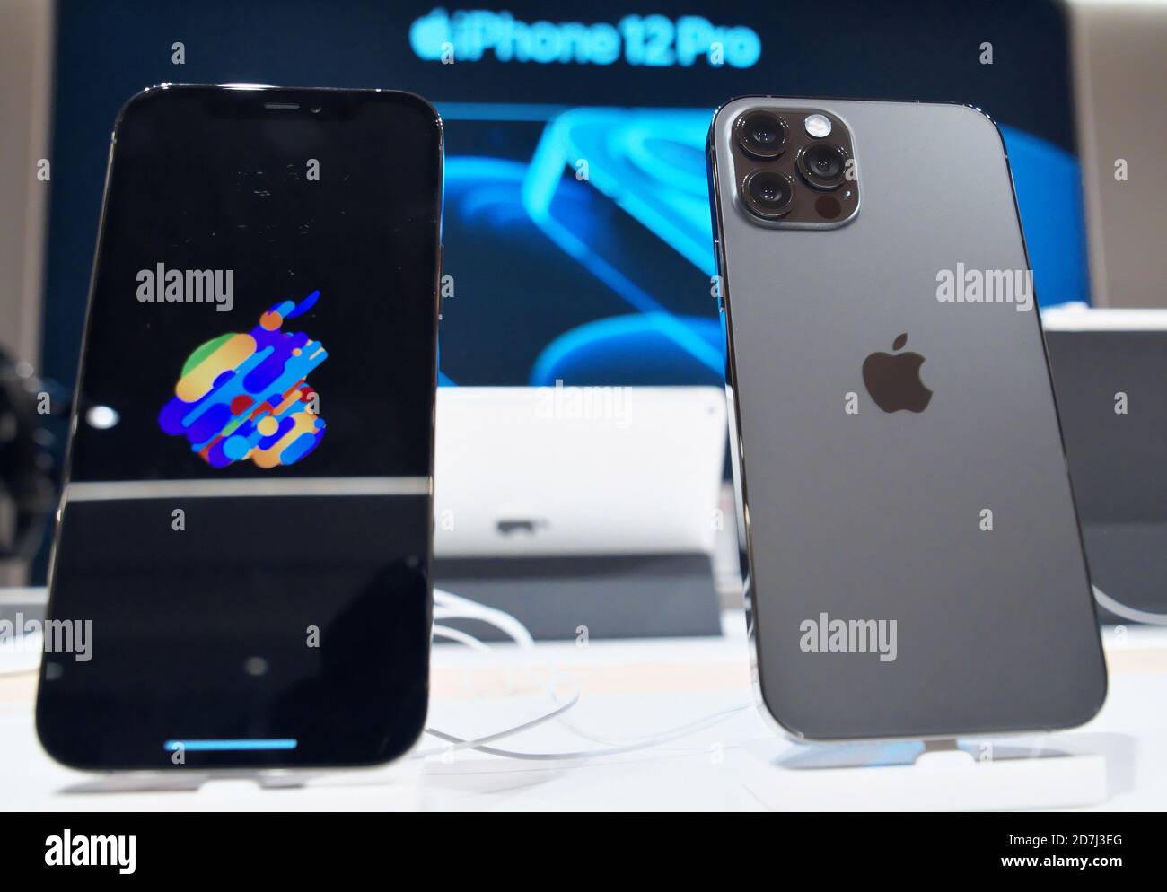 Iphone 12 2020 hi-res stock photography and images - Alamy