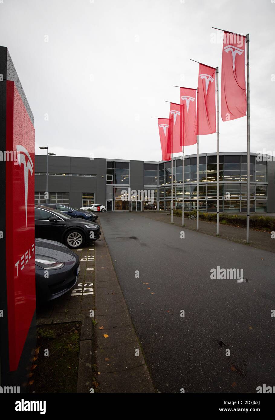 Tesla service center hi-res stock photography and images - Alamy