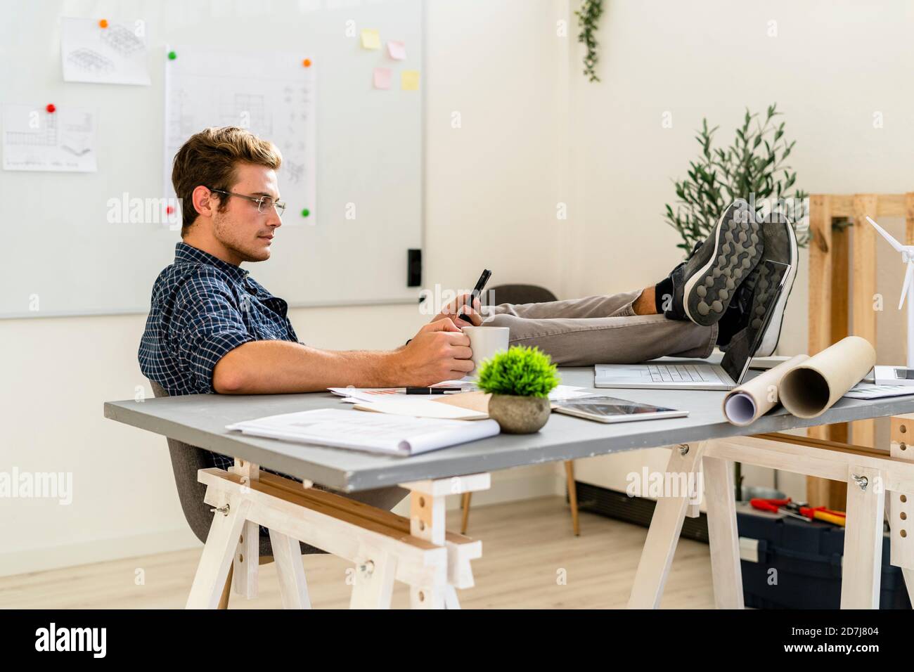 Legs on the desk hi-res stock photography and images - Alamy