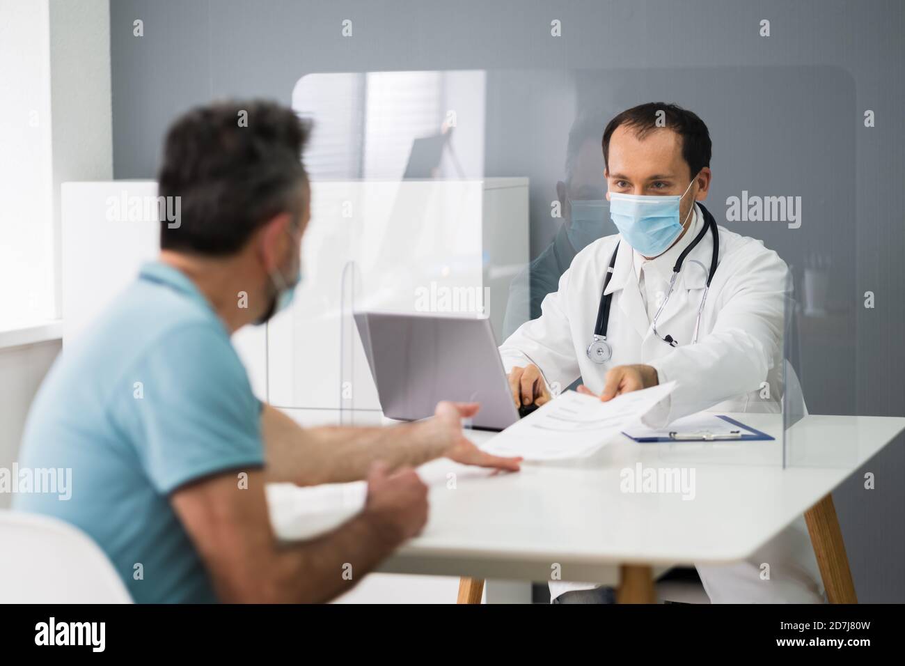 Sneeze guard screen hi-res stock photography and images - Alamy