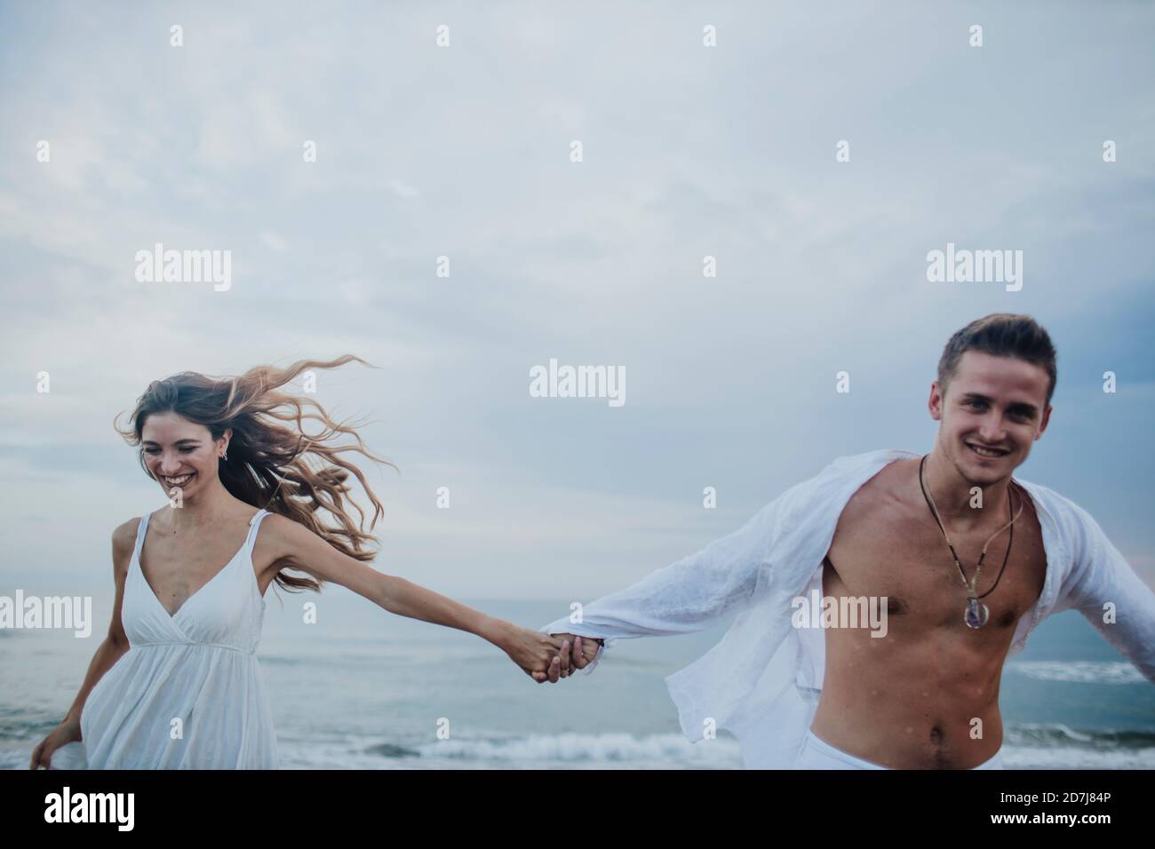 Couple running holding hands hi-res stock photography and images - Alamy