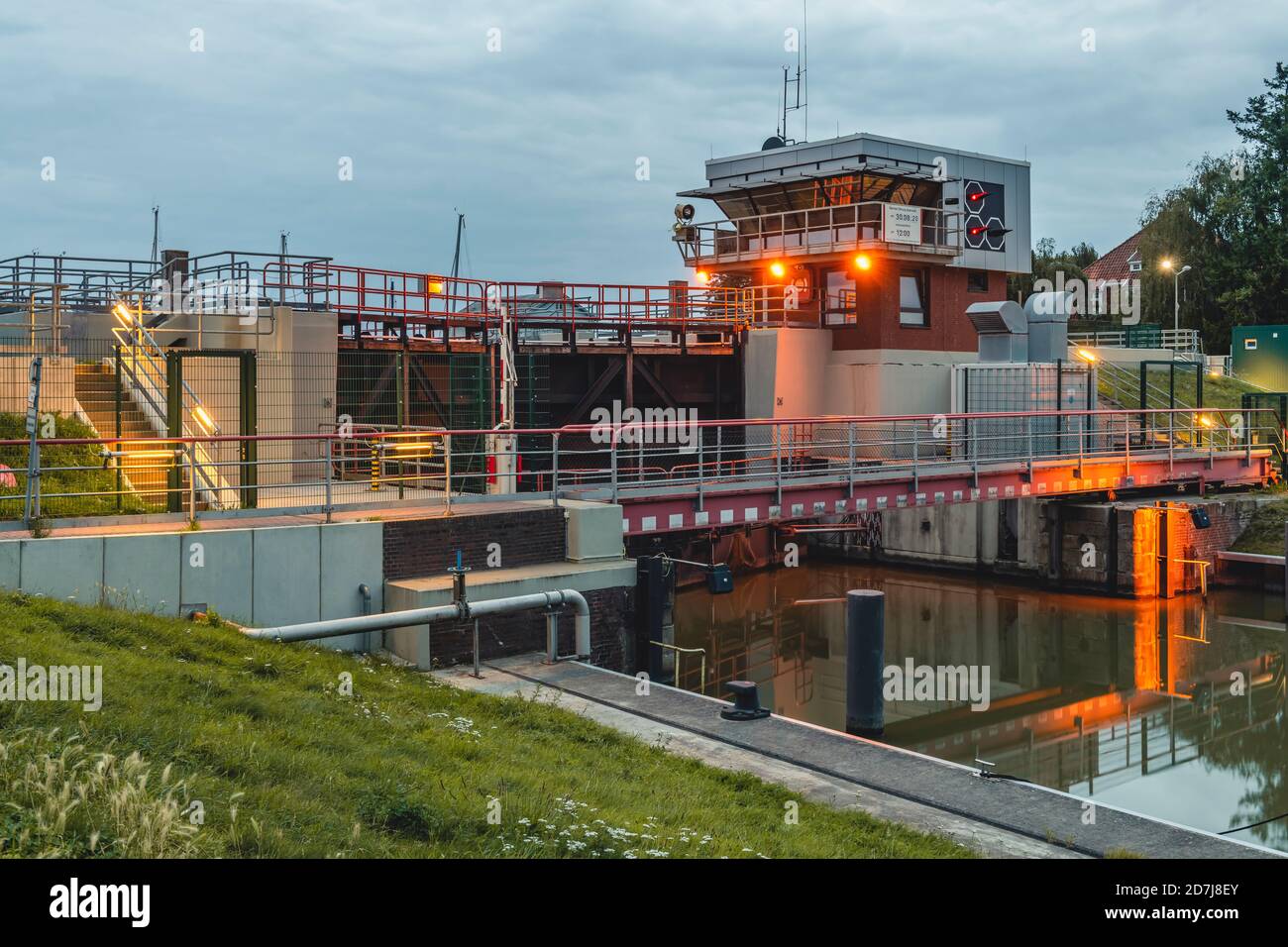Canal lock on river elbe hi-res stock photography and images - Alamy