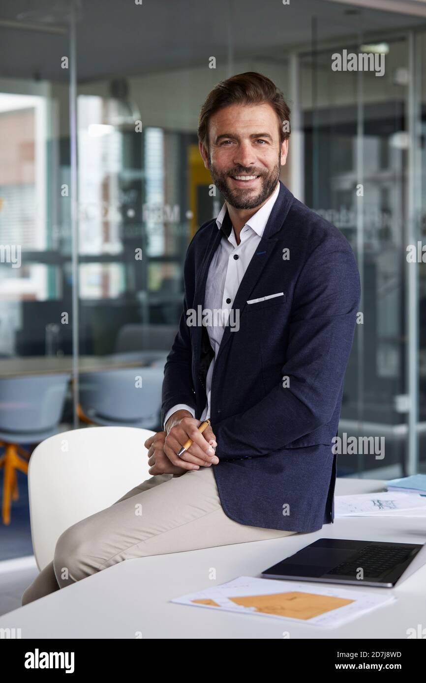 Sitting on desk side view hi-res stock photography and images - Alamy