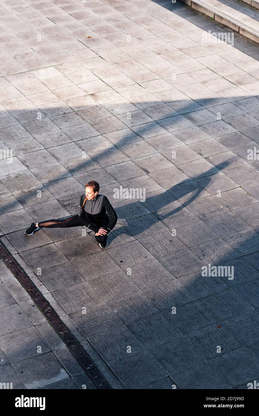 Crouching legs hi-res stock photography and images - Alamy