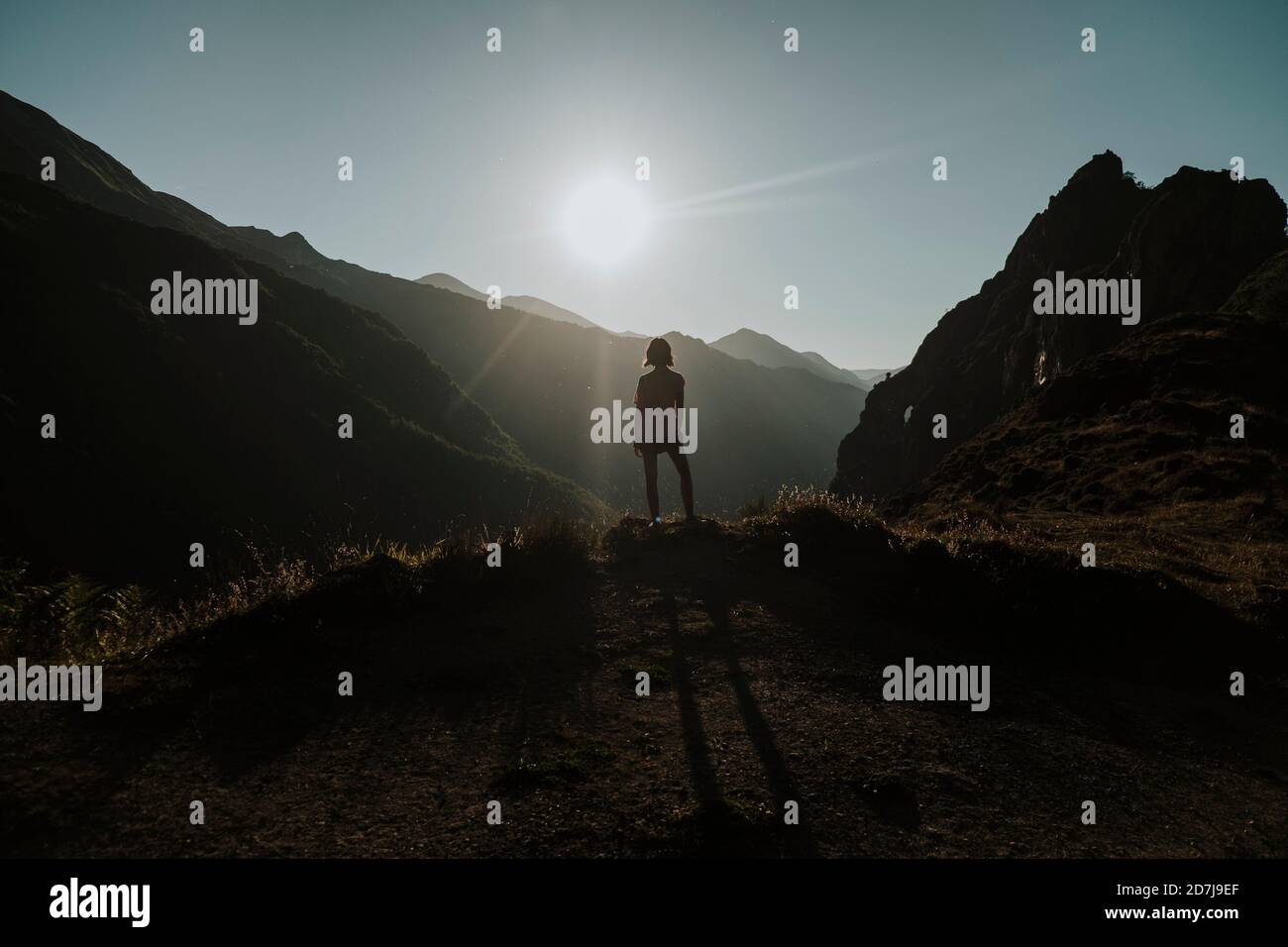 Person looking into sun hi-res stock photography and images - Alamy
