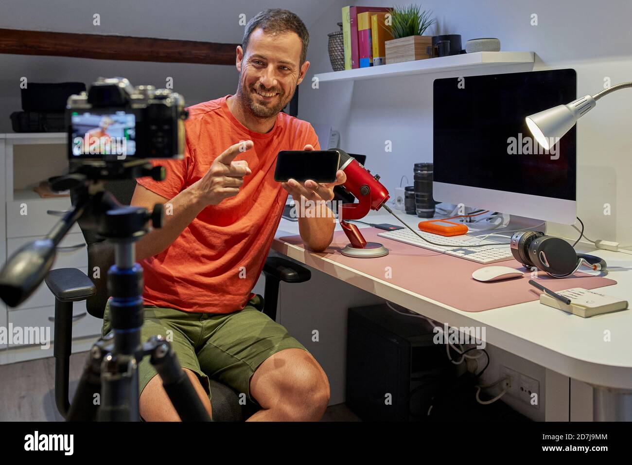 Smart phone with video hi-res stock photography and images - Alamy