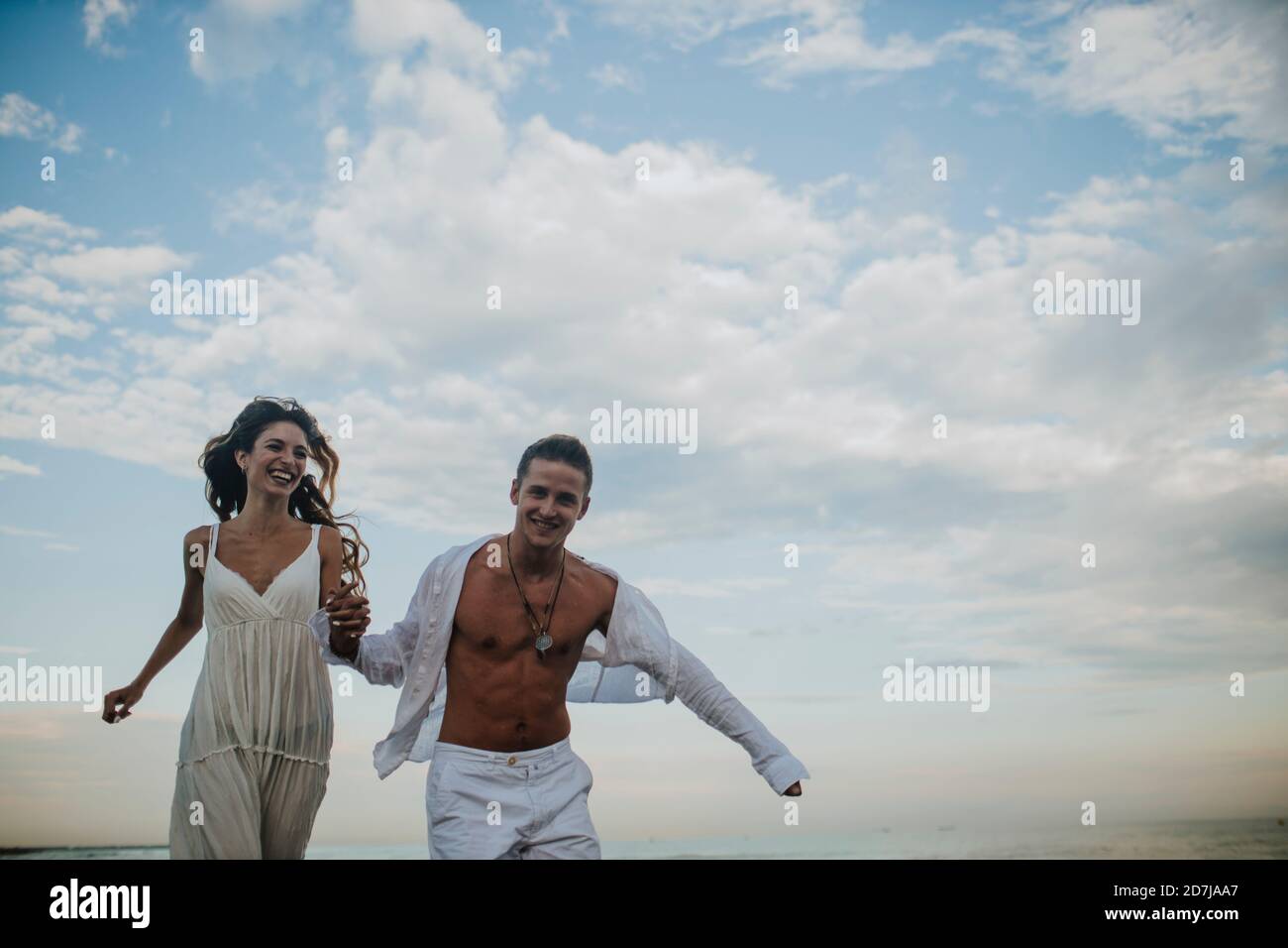 Couple running holding hands hi-res stock photography and images - Alamy
