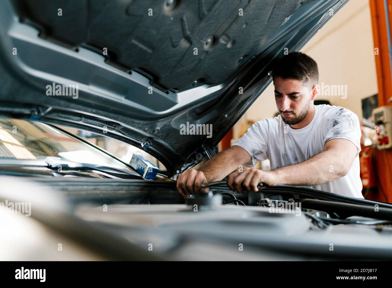 Man car check garage hi-res stock photography and images - Alamy