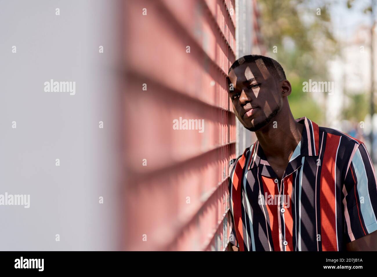 Man leaning on fence person hi-res stock photography and images - Alamy