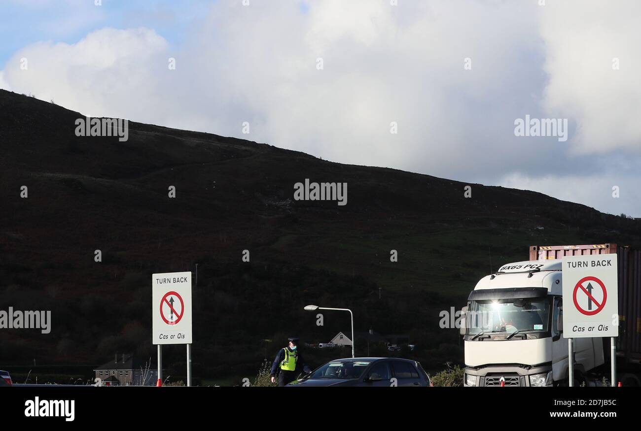 Border checks queue hi-res stock photography and images - Alamy