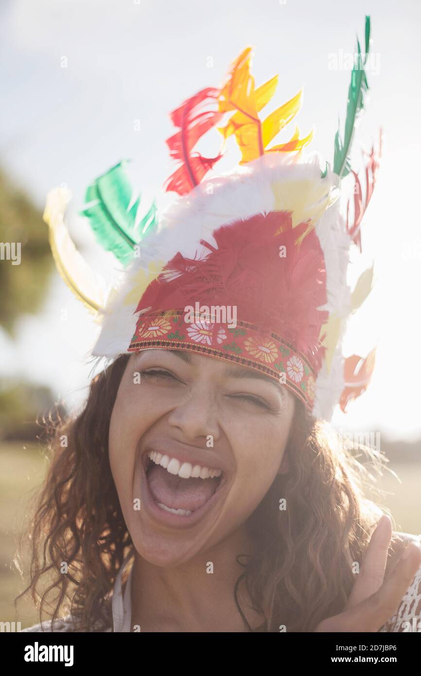 Native headdress hi-res stock photography and images - Alamy