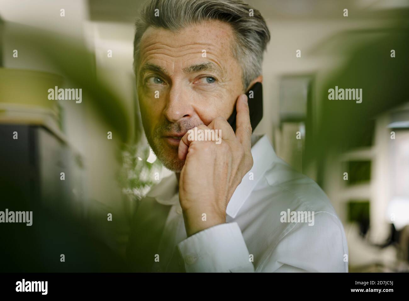 Man standing up talking hi-res stock photography and images - Alamy