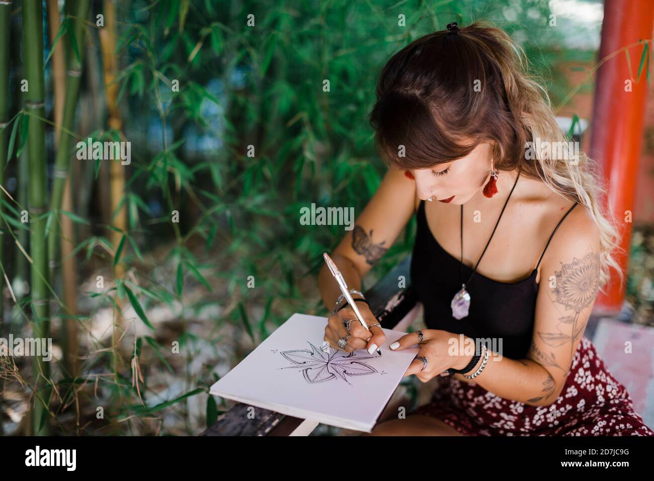 Woman sitting drawing hi-res stock photography and images - Alamy
