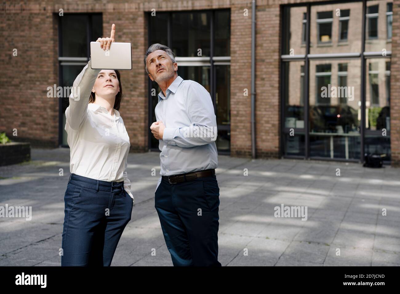 People pointing up at building hi-res stock photography and images - Alamy