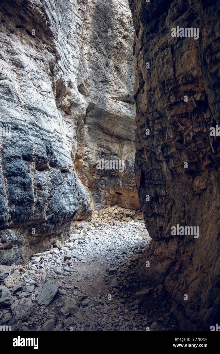 Narrow path hi-res stock photography and images - Alamy