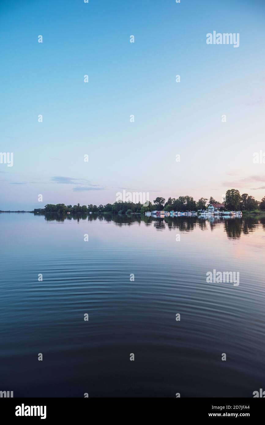 Dusk at lake hi-res stock photography and images - Alamy