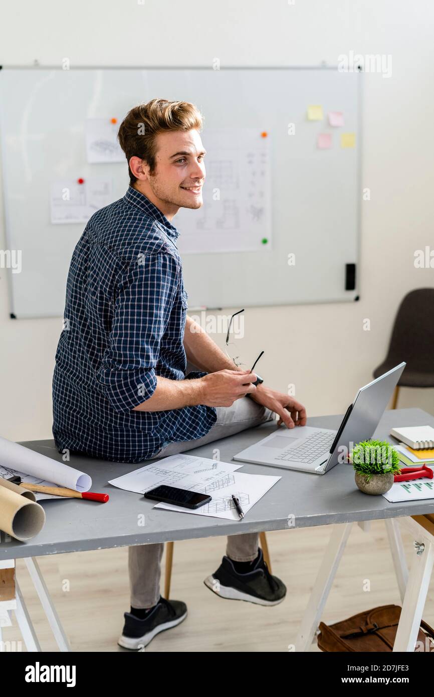 Man sitting desk full view hi-res stock photography and images - Alamy