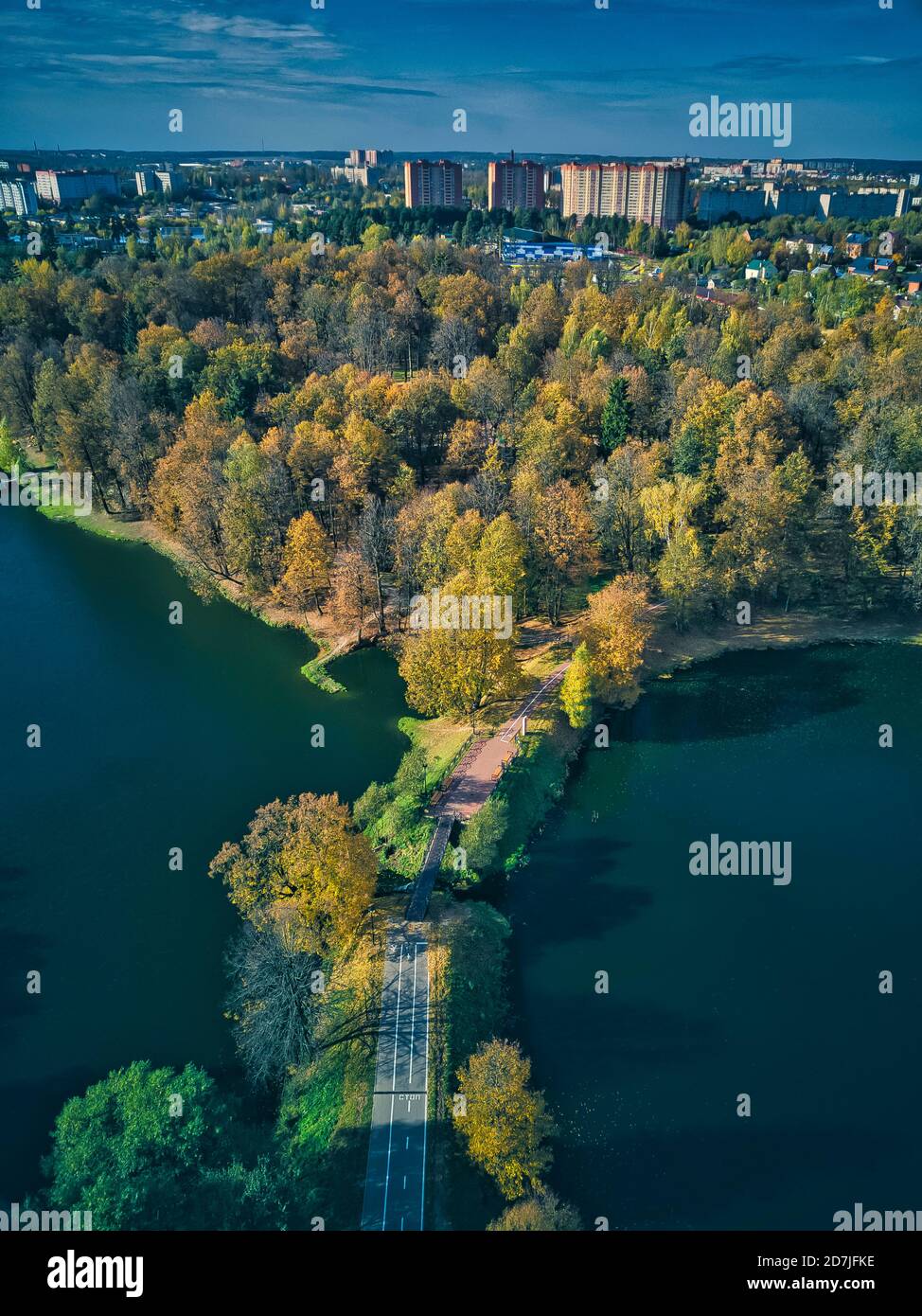 Bridge over pond hi-res stock photography and images - Alamy