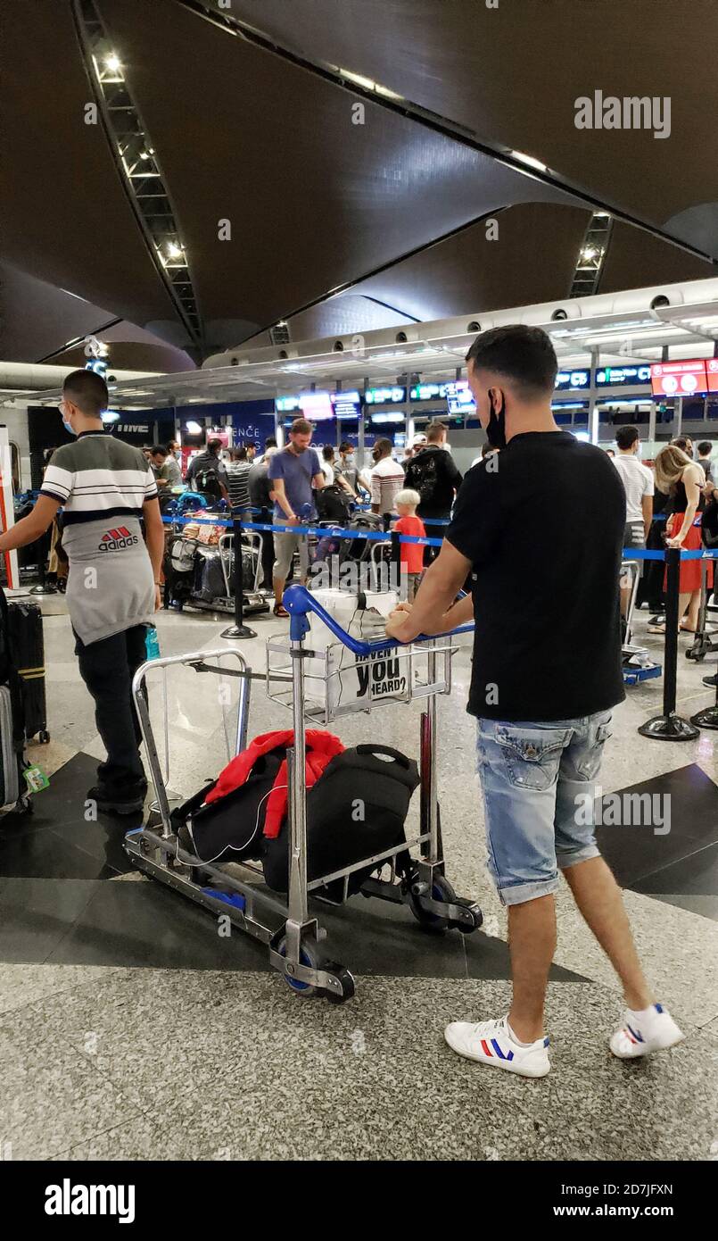 The queue of passengers at the check-in and ticket-granting counter in ...