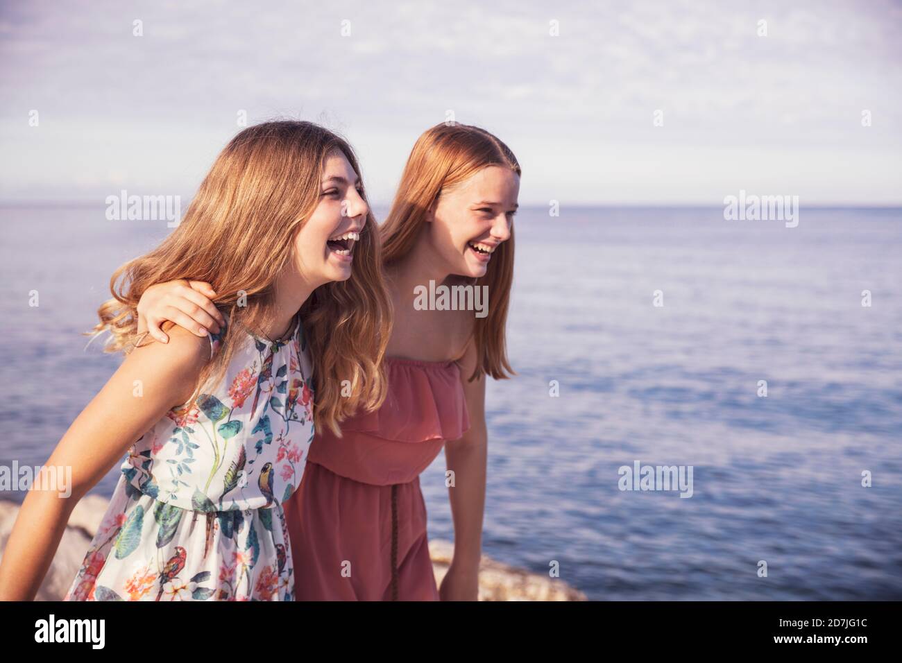 Friends standing sidewalk hi-res stock photography and images - Alamy