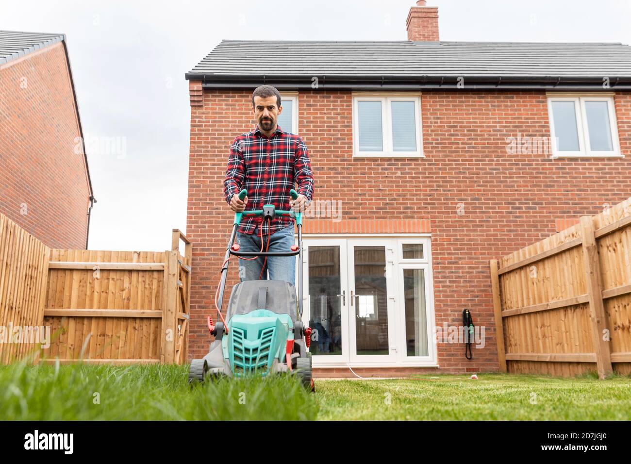 Man building using tools hi-res stock photography and images - Alamy