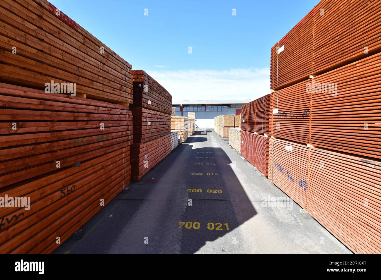 Stacked wood planks hi-res stock photography and images - Alamy