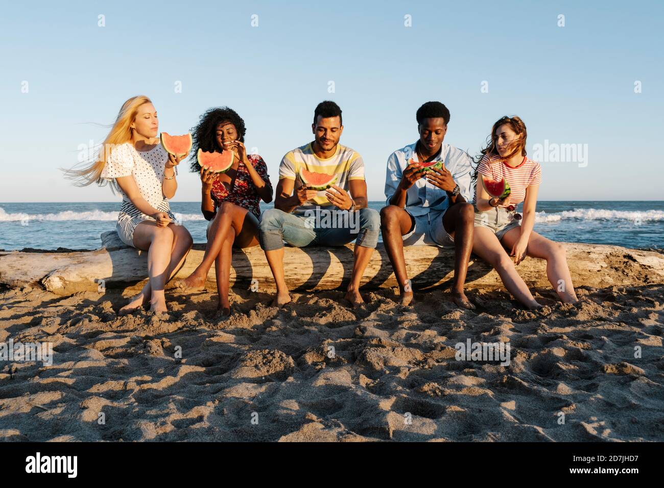 People eating on the beach hi-res stock photography and images - Alamy