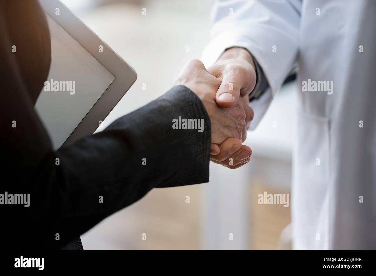 Male female handshake hi-res stock photography and images - Alamy
