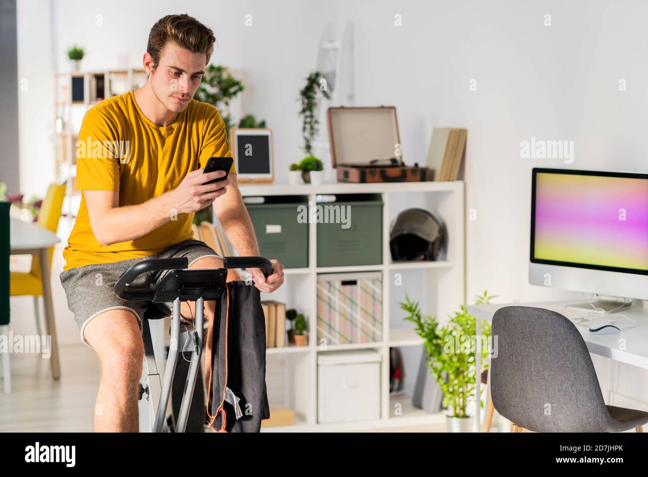 Using phone while cycling hi-res stock photography and images - Alamy