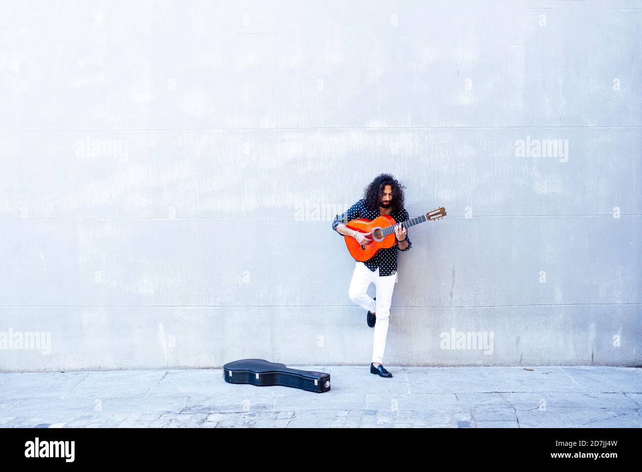 Man standing wall playing guitar hi-res stock photography and images ...