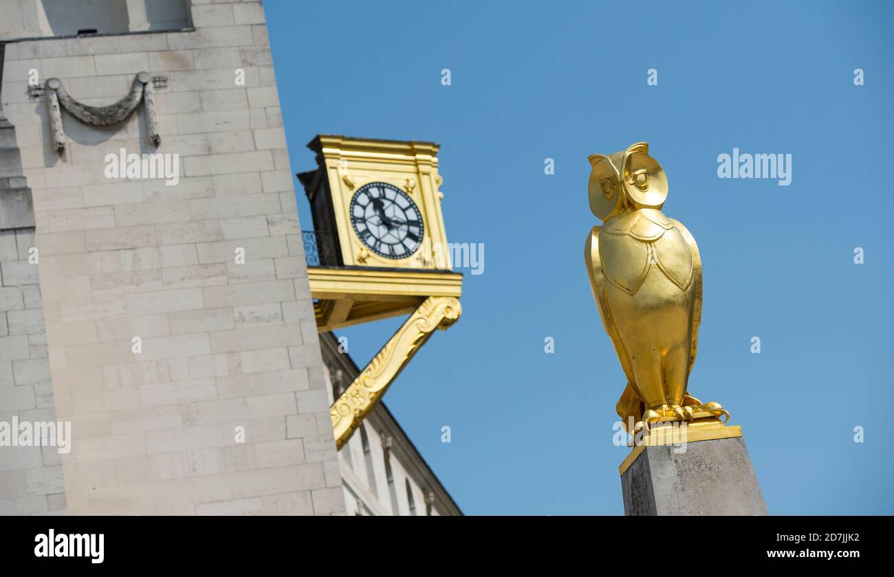 Gilded clock and owl on Leeds Civic Hall, Millennium Square, Leeds ...