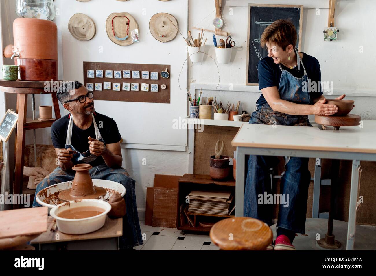 People making pottery hi-res stock photography and images - Alamy