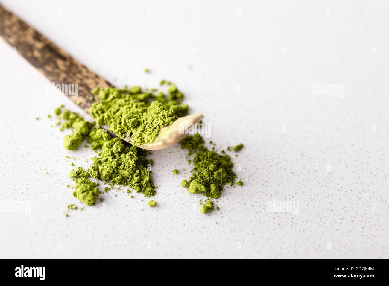 Matcha tea powder on traditional wooden spoon Stock Photo - Alamy