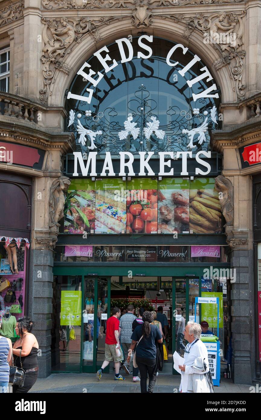 Pedestrians entrance to the street market hi-res stock photography and ...