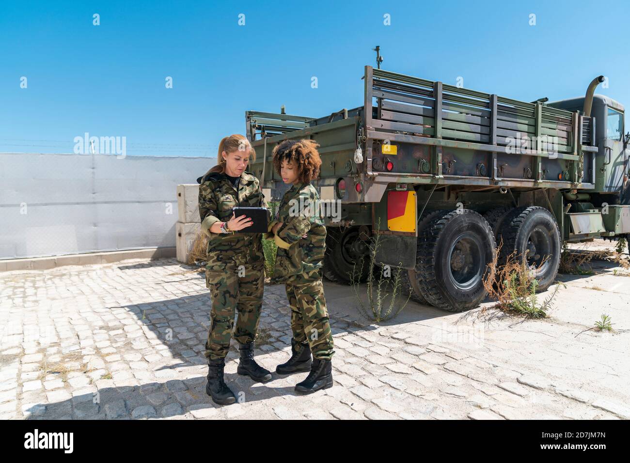 Army soldier tablet hi-res stock photography and images - Alamy
