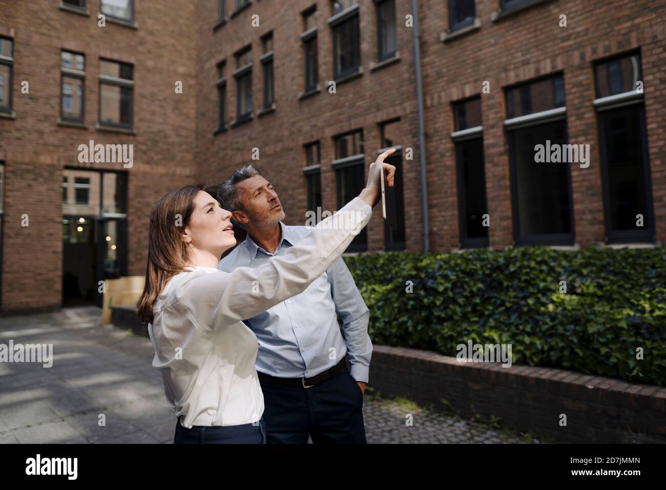 People pointing at building hi-res stock photography and images - Alamy